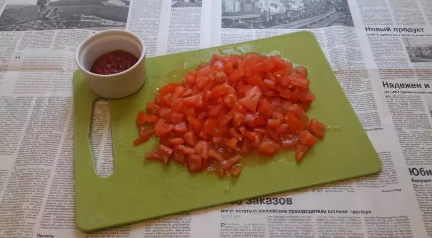 Tinye na akwụkwọ nri tomato, tomato mado na mince, stew