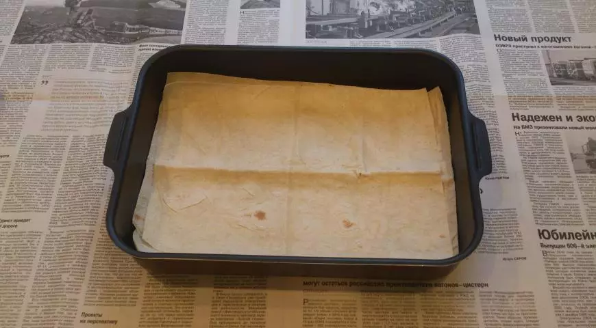 Izgrieziet lavash izmēru ar cepšanas formu