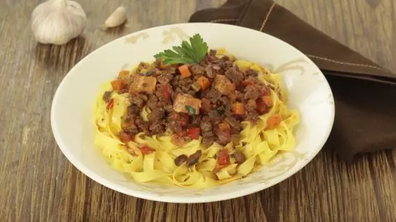 Ezigbo pasta Pasta booologsese, nzọụkwụ nzọụkwụ na foto