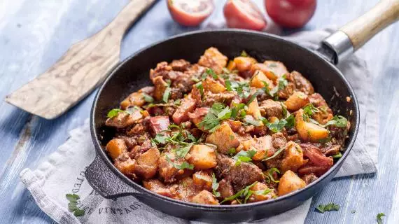 Gebraden varkensvlees met aardappelen en tomatensaus, stap voor stap recept met foto's