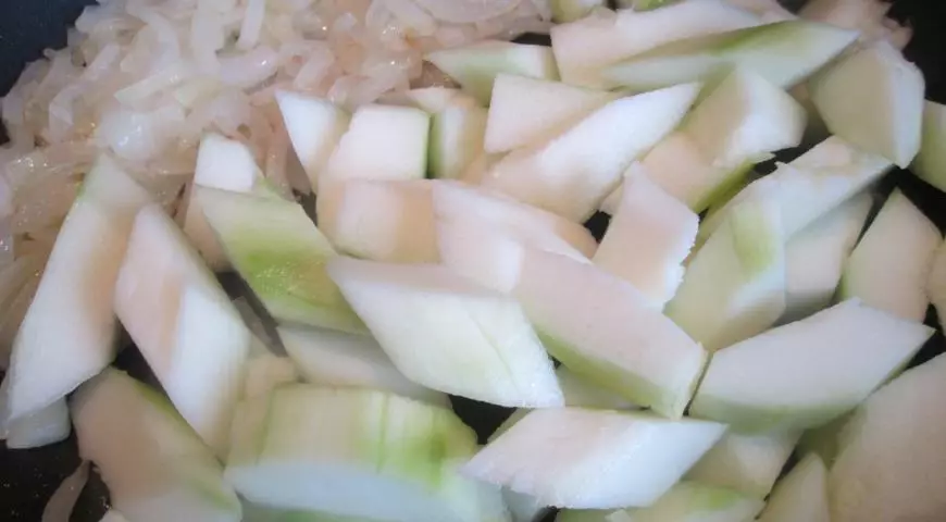 野菜は黄金になるまでカットとフライ