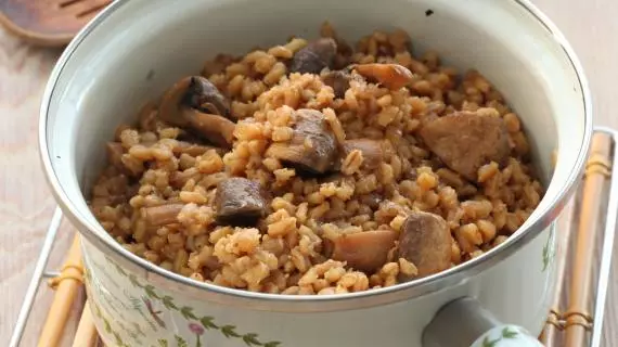 Perlovka bi mushrooms, recipe pêngava gav-gav bi wêneyan