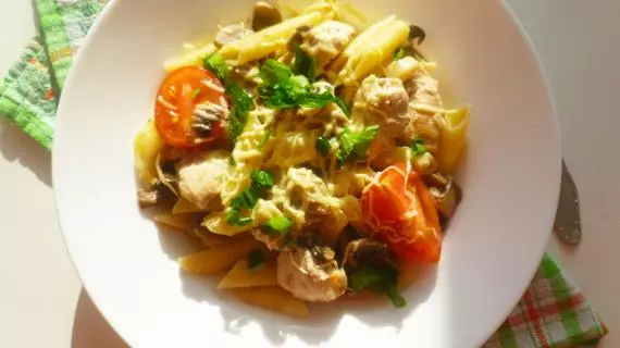 Pasta bi mirîşkê û mêşan, recipe pêngava gav-gav bi wêneyan