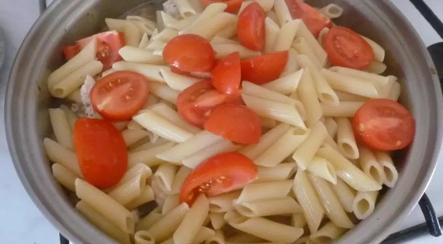 Tilføj kirsebær tomater og oregano til pastaen