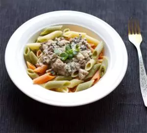 Penne le sicín i anlann beacán creamy, oideas céim ar chéim le grianghraif