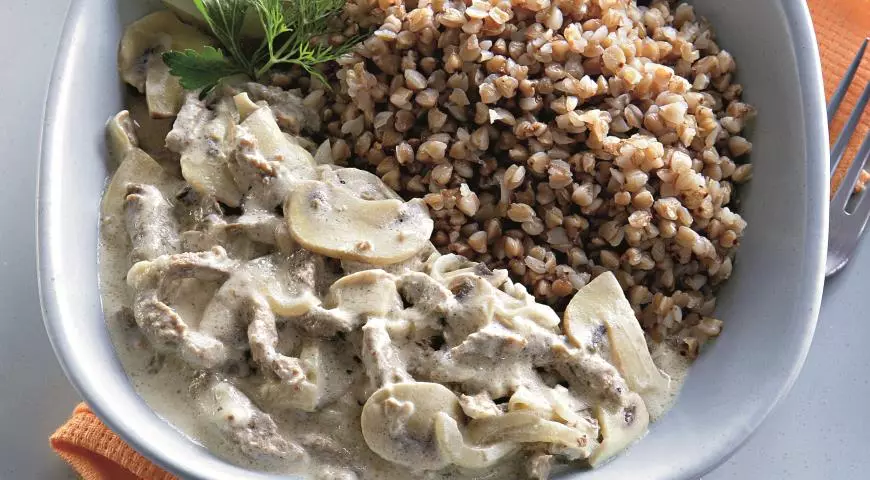 Carne de bife clássico com creme azedo