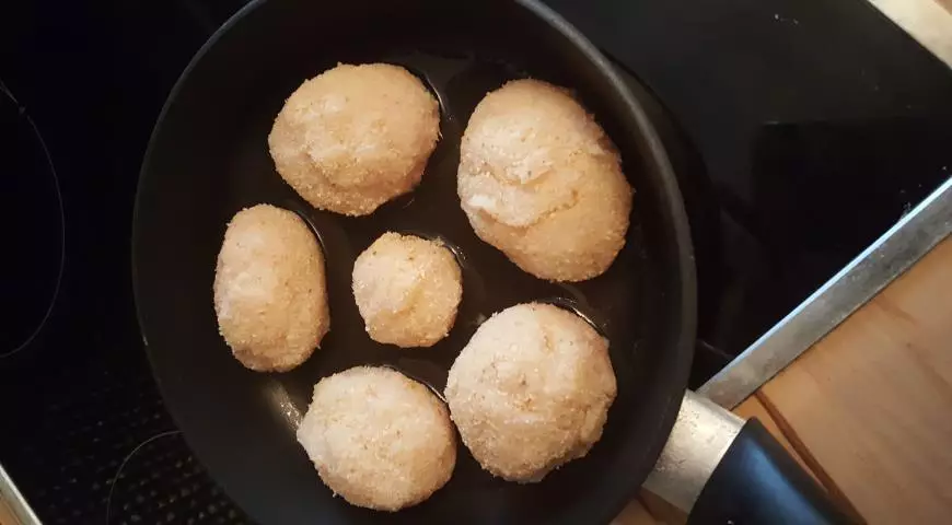 Fry cutlets nga bulawan nga cod sa duha ka kilid