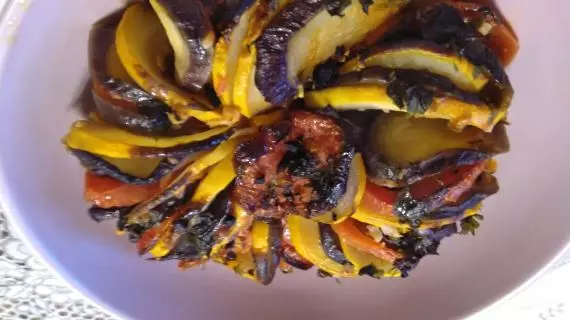 Ratatury daga eggplant da zucchini, girke-girke mataki-mataki tare da hotuna