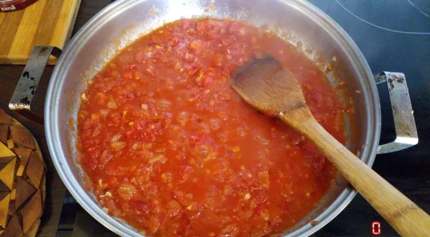 Afegiu tomàquets a l'aire lliure en pebre torrat amb arc