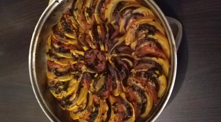 Klar ratatoo fra aubergine og courgette