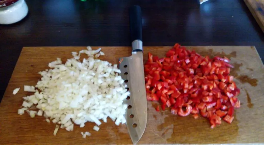 Corte a pimenta búlgara e cebolas de cebolas para molho