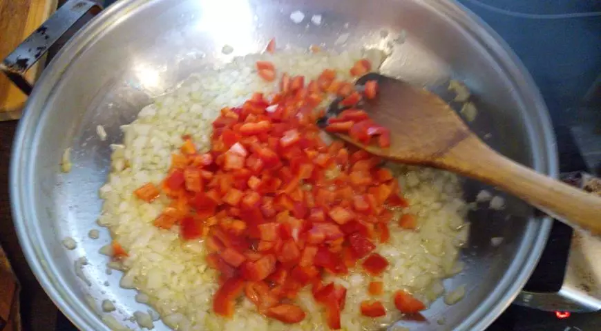 Frite cebola e pimenta no óleo vegetal até a cor dourada