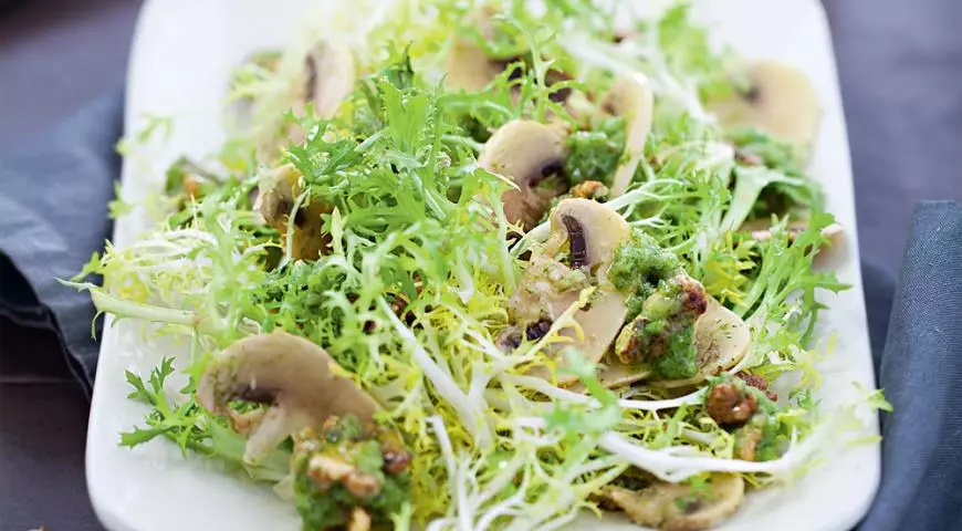 Salad with champignons and walnuts