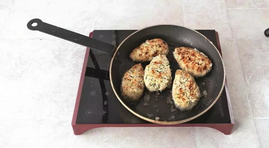 Foto nkwadebe nke Ntụziaka: Shchi cutlets na chiiz ụlọ na mmanu abuba, ọnụ ọgụgụ 6