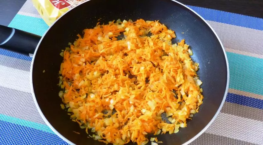 Fry finely tws dos thiab carrots kom txog thaum muag muag