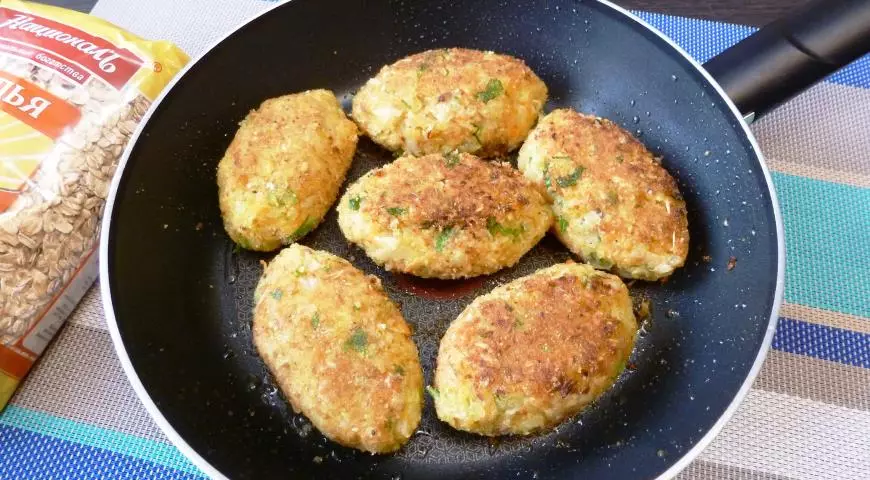 Cutlets snije yn breakrummels en fry oant reedlikens