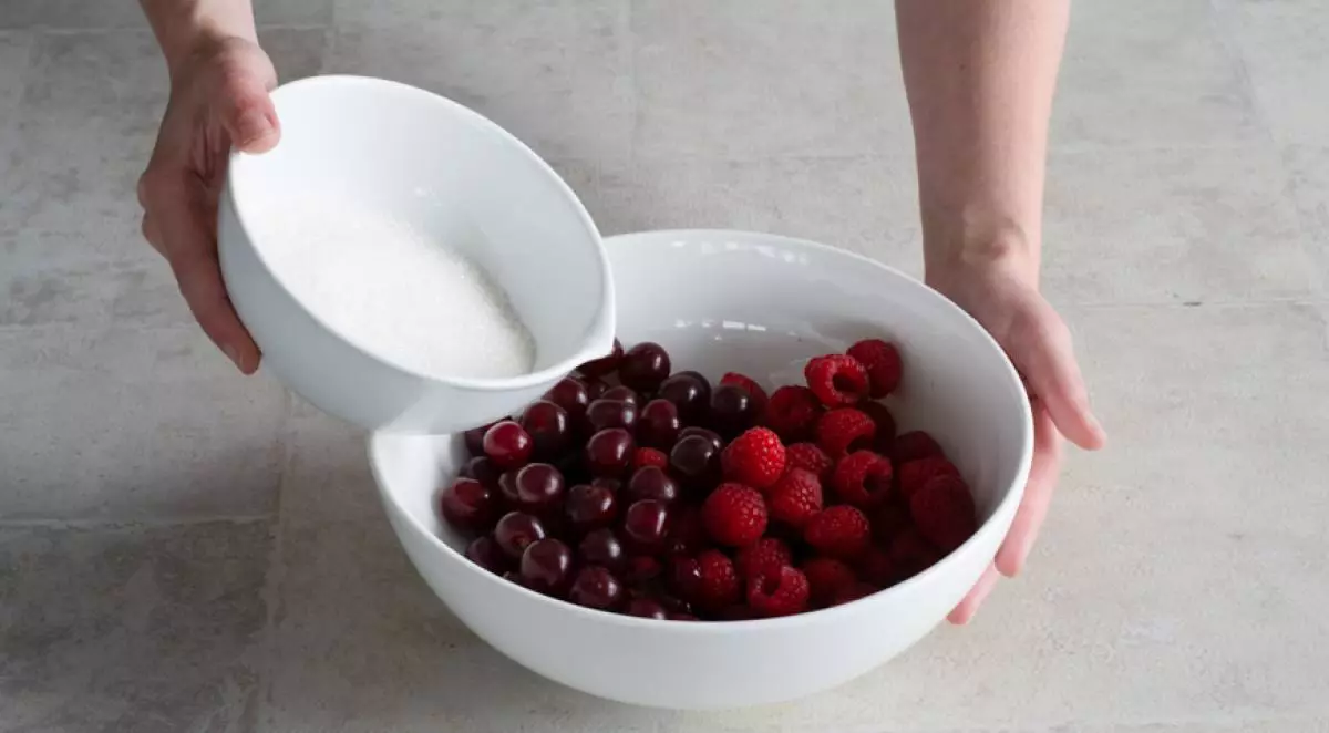 Morse de cereja e framboesa. Nós adormecemos com bagas de açúcar