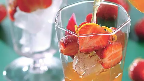 Kompot dari rhubarb dan stroberi, resep langkah demi langkah dengan foto