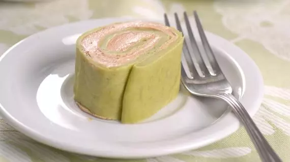 Rotolo di formaggio con broccoli e pomodori, ricetta passo-passo con le foto