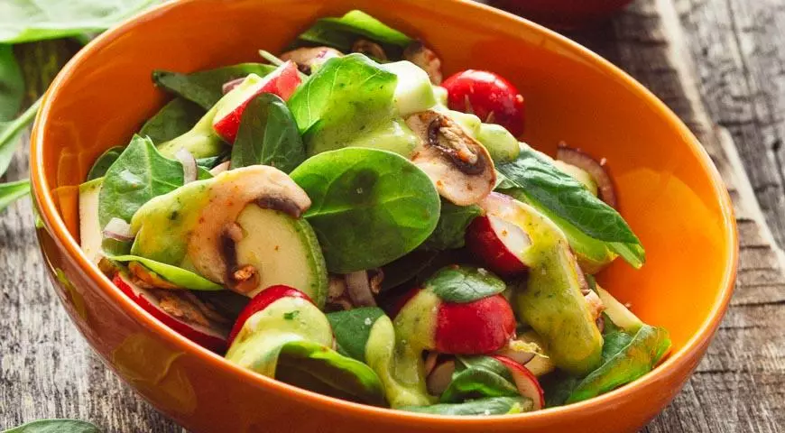 Salat från zucchini, svamp och rädisa