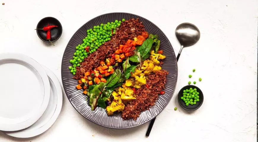 Mangkuk kembang kol dengan kunyit, beras dan sayur-sayuran