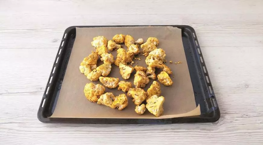 Stock Foto Cooking Recipe: Skål med blomkål med gurkemeie, ris og grønnsaker, trinn nummer 3