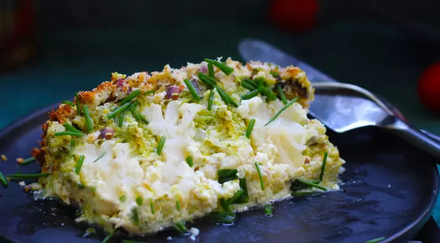 Coliflor al horno en un puré del brócoli debajo de la corteza de la tuerca