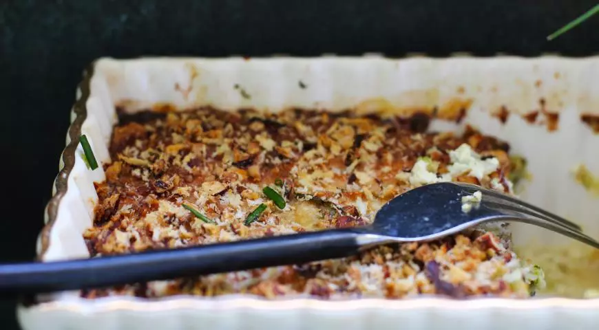 Al horno en puré de la coliflor de brócoli debajo de la costra de la tuerca.