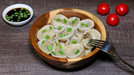 Pelmeni sareng ngeusian supa, ngaléngkah-hambo-unduran sareng poto