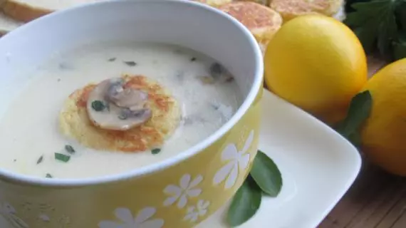 Mushroom Cream Soup kun Croutons-Ravioli, paŝo-post-paŝo-recepto kun fotoj