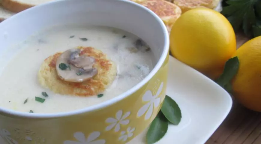 Soupe à la crème de champignon avec croûtons-raviolis