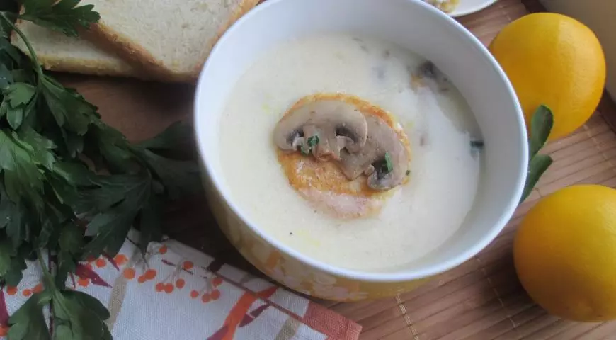 Mushroom cream na sopas na may ravioli sa anyo ng isang langutngot