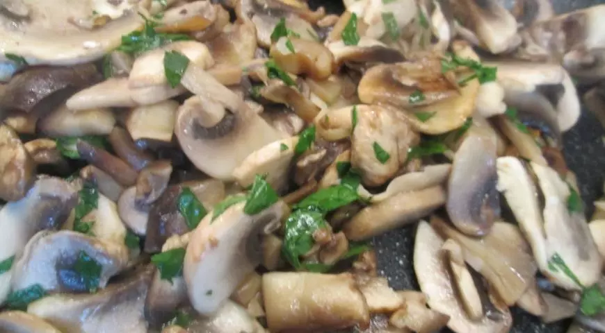 Snije champignons foar crème sop en fry se yn in frettenpanne