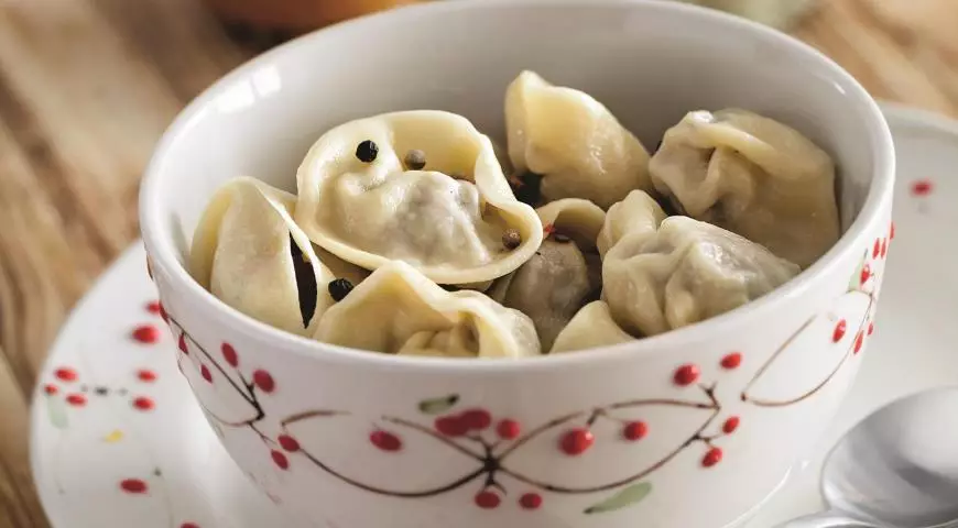 Dumplings on Kefir Testo kun bovaĵo kaj fungoj 2