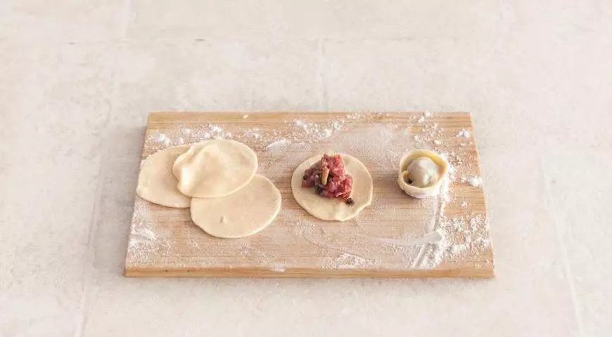 Photo of the preparation of a recipe: dumplings on a kefir dough with beef and mushrooms, step number 6