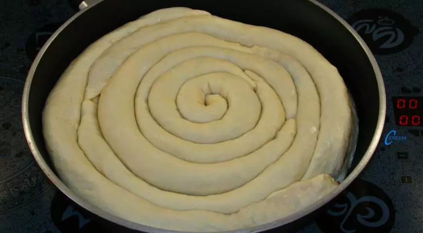 Vormt dumplings in een pan in een koekenpan