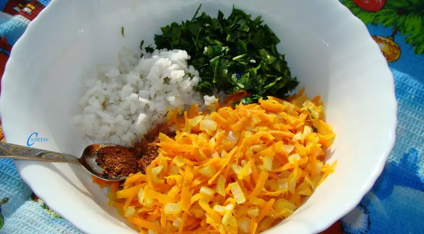 Pržite luk s mrkvom, dodajte rižu, zelenile i začine