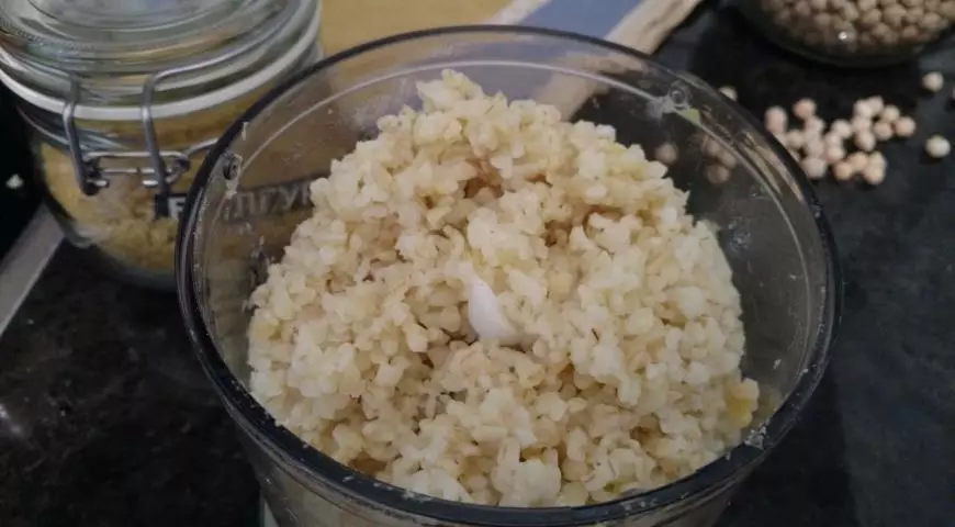 Yemek pişirmek için bulgur öğütmek