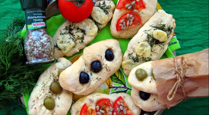 Pellets con queixo, aceitunas e tomate