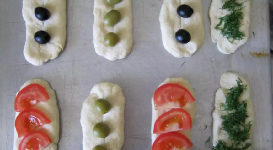 Auf dem Werkstück aus den Teigverlegungsölen, Tomaten oder Dill