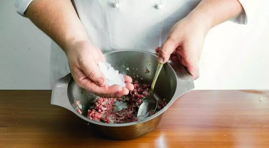 食谱的准备照片：牛肉和猪肉的饺子，步骤编号3