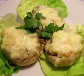 Julien of shrimp with white wine in champignons