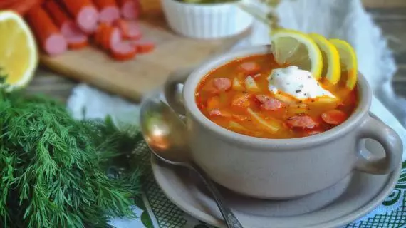 Solyanka van jagworsies, stap-vir-stap resep met foto's