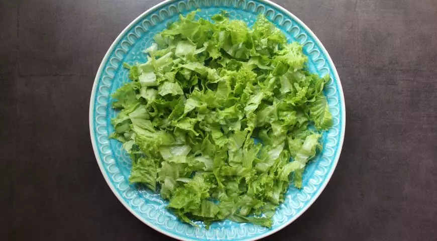 Guntinga ang dahon sa salad ug ibutang sa usa ka panaksan sa salad