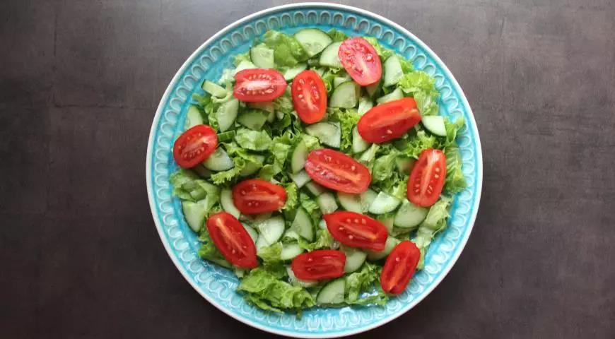 Kubva kumusoro kuenda kuSaladan akarara akachekwa uye halves tomato cherry