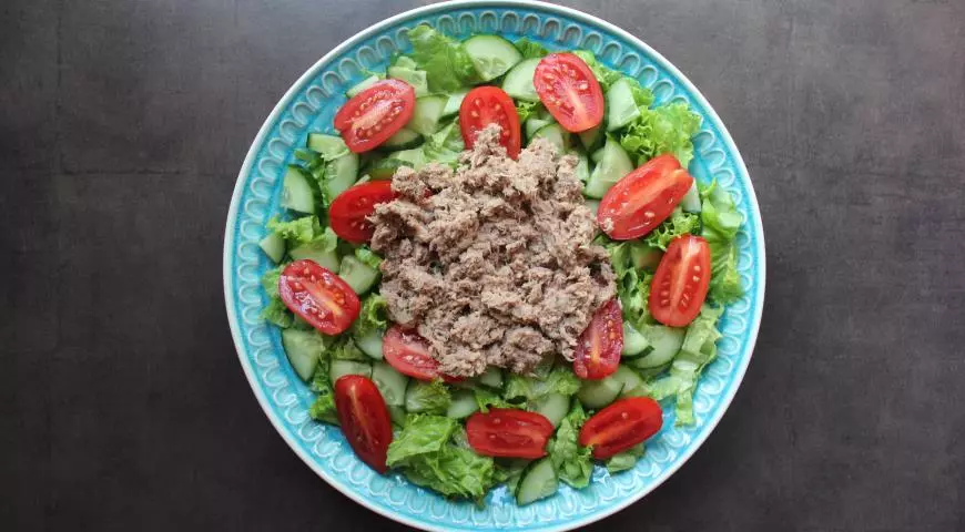 Als nächstes legen Sie den erweichten Thunfisch aus