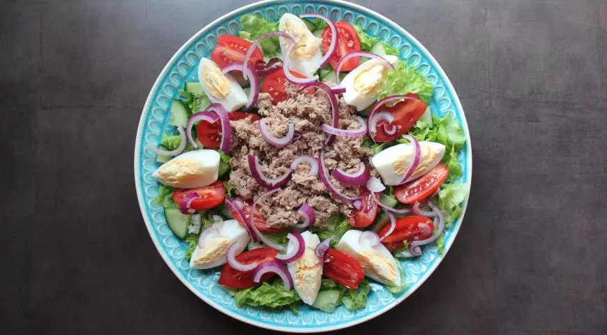 Coloca os ovos e o arco vermello na ensalada