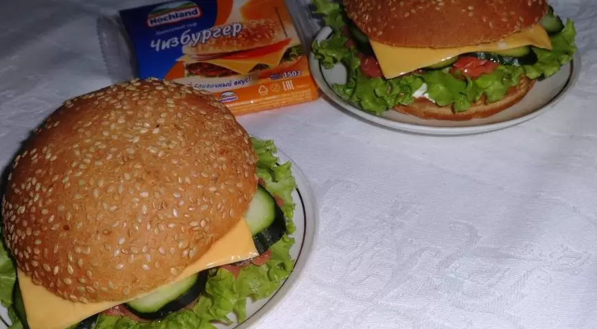 Preparando hamburguesas con peces