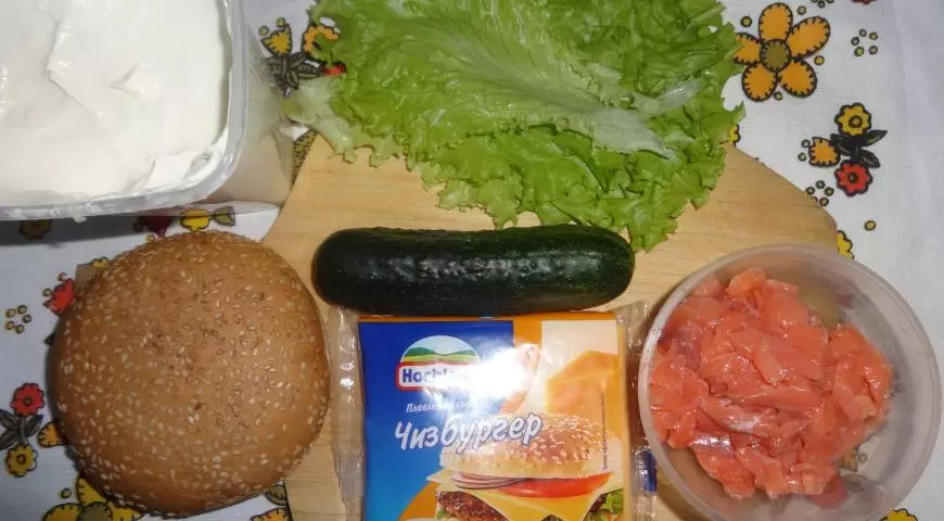 Preparar los ingredientes para la preparación de hamburguesas.