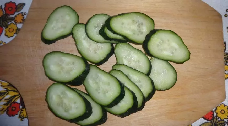 টুকরা উপর স্লাইস cucumbers